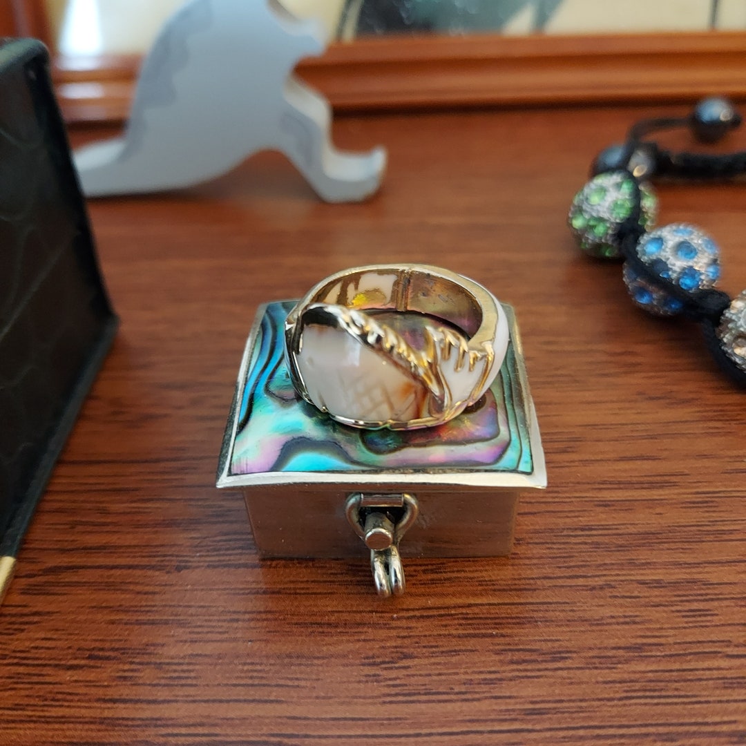 Carved Seashell Signet Ring Size 5.5 FISH, Authentic 1980s Gold Accents BOHO Beachy Natural ...