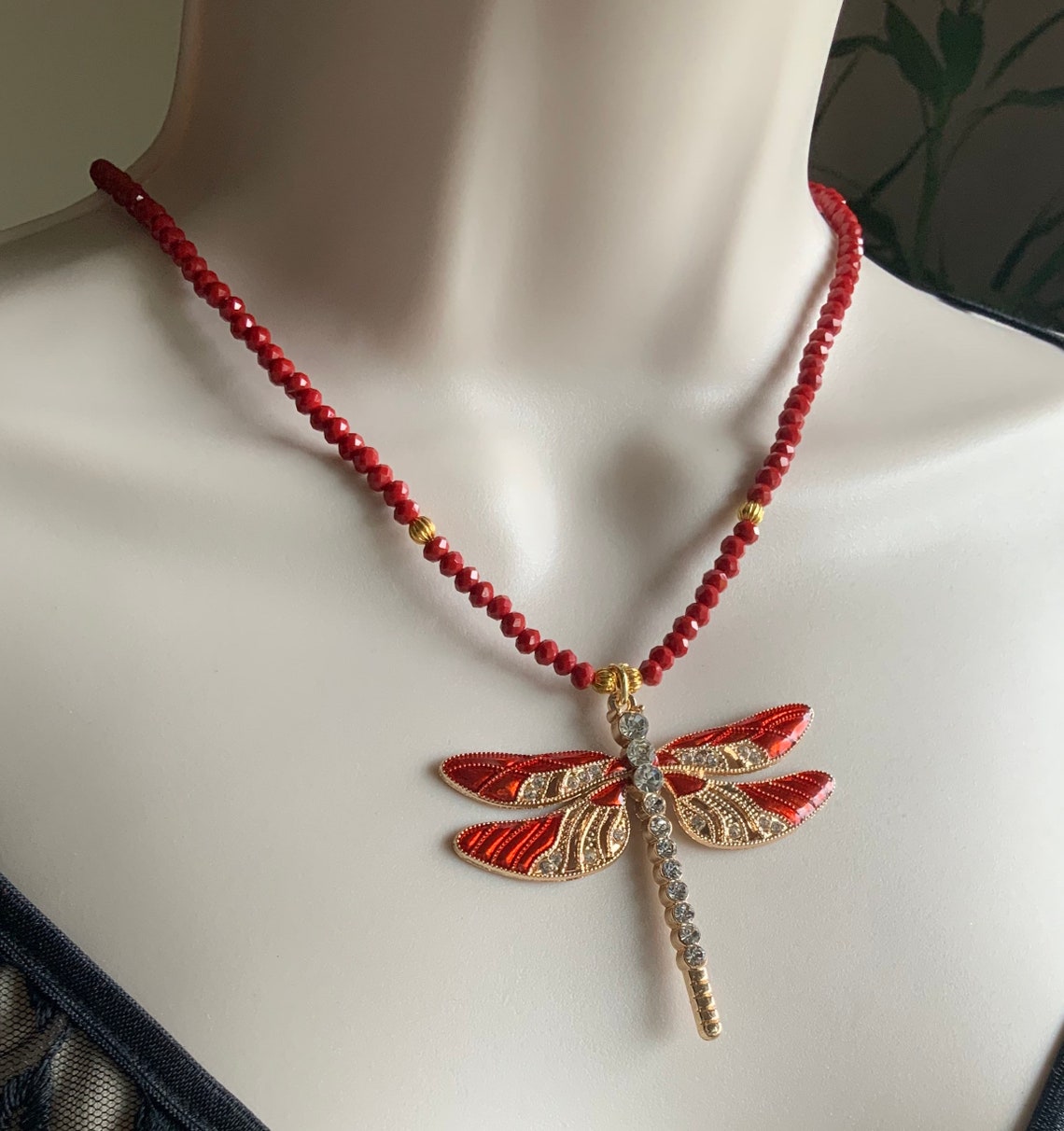 Libélula roja, collar de cristal, collar de oro, collar de la suerte ...
