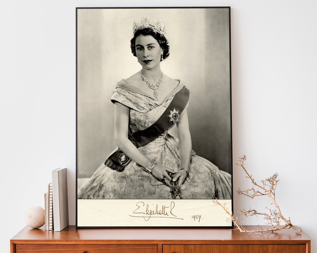 Queen Elizabeth Photo Print, Vintage Queen of England Poster, HRH Wall ...