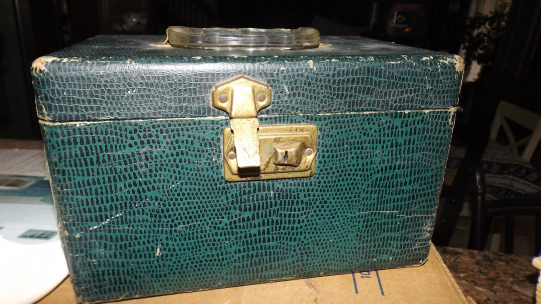 Vintage Flat Top Green Train Case With Storage Farmhouse Travel Wedding ...