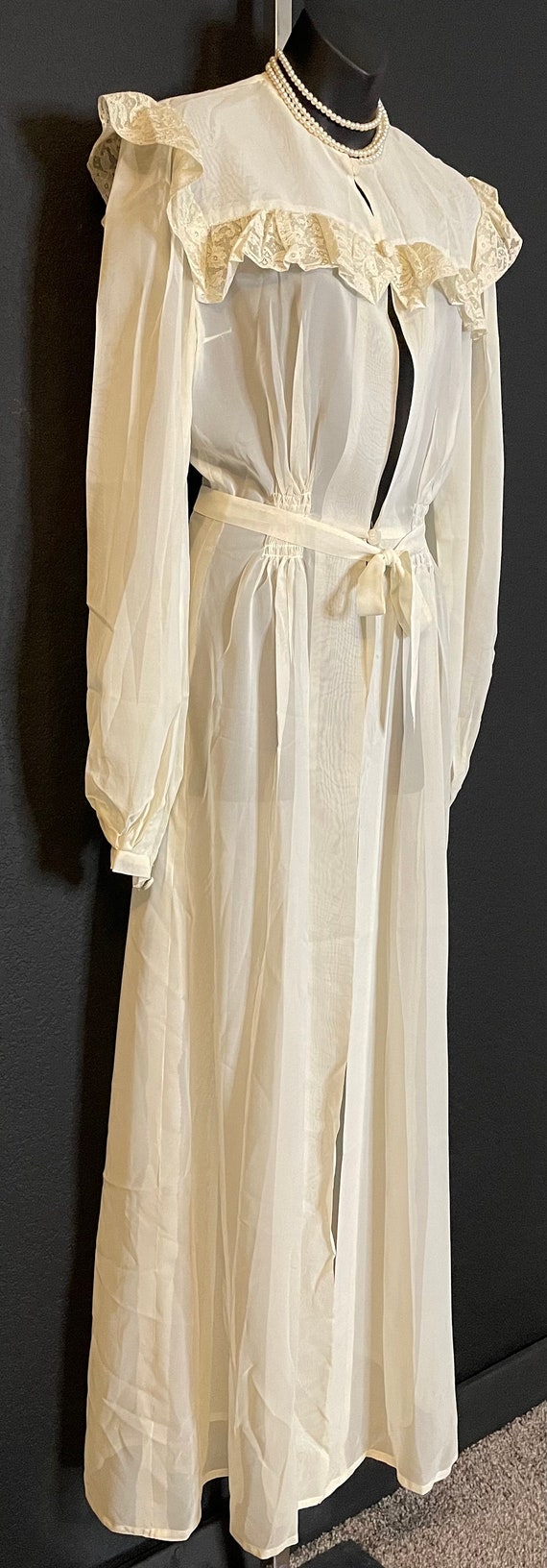 Refined & Classy Vintage 1930's Sheer Off White Robe … - Gem