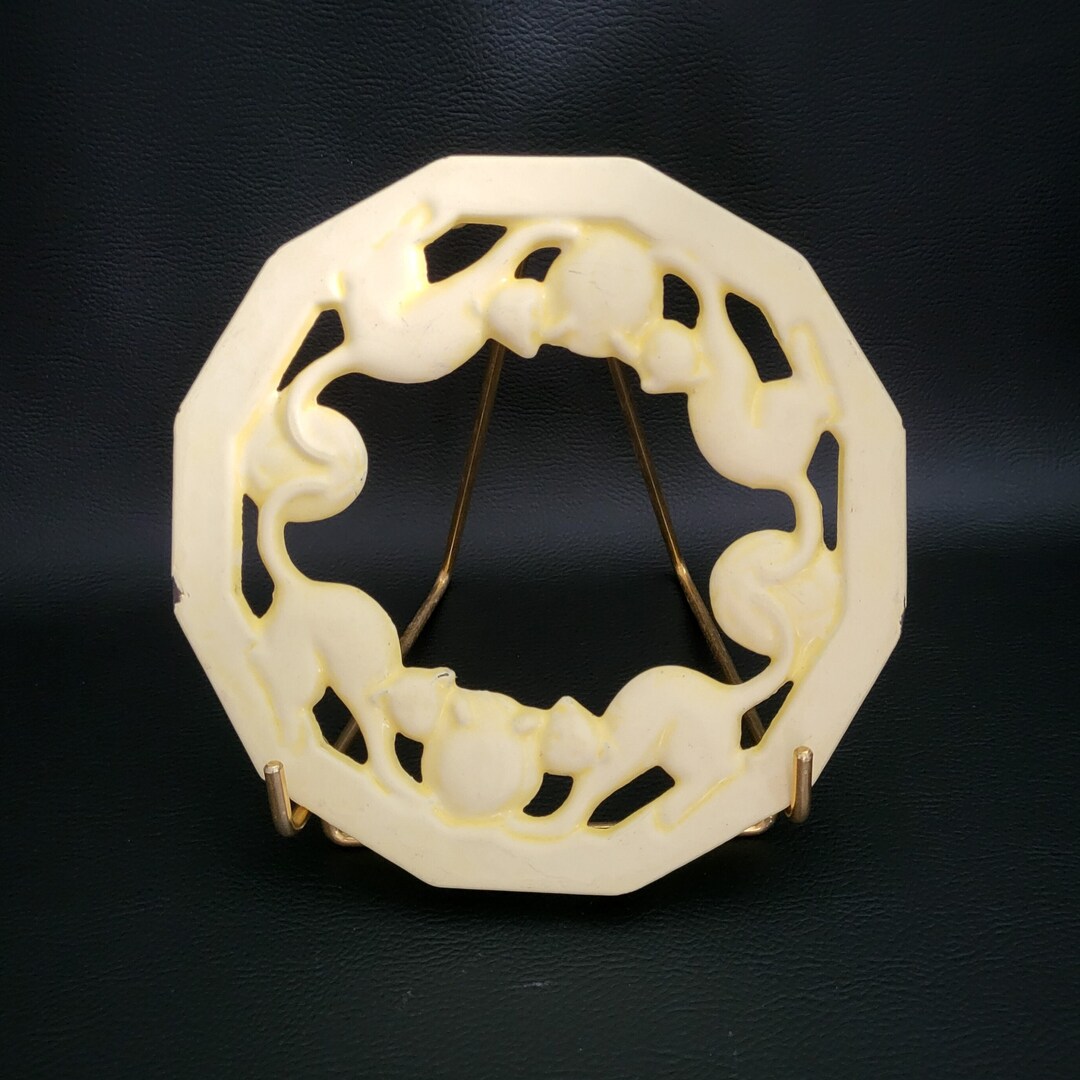 Hellow Cats 1950's Yellow Cast Iron Trivet Round of Cats MCM Enameled ...