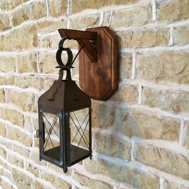 Old Fashioned Wall Mounted Lantern Light