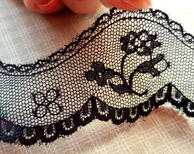 3.35 Mtrs of Exquisite Antique French Scolloped Floral Black Chantilly ...
