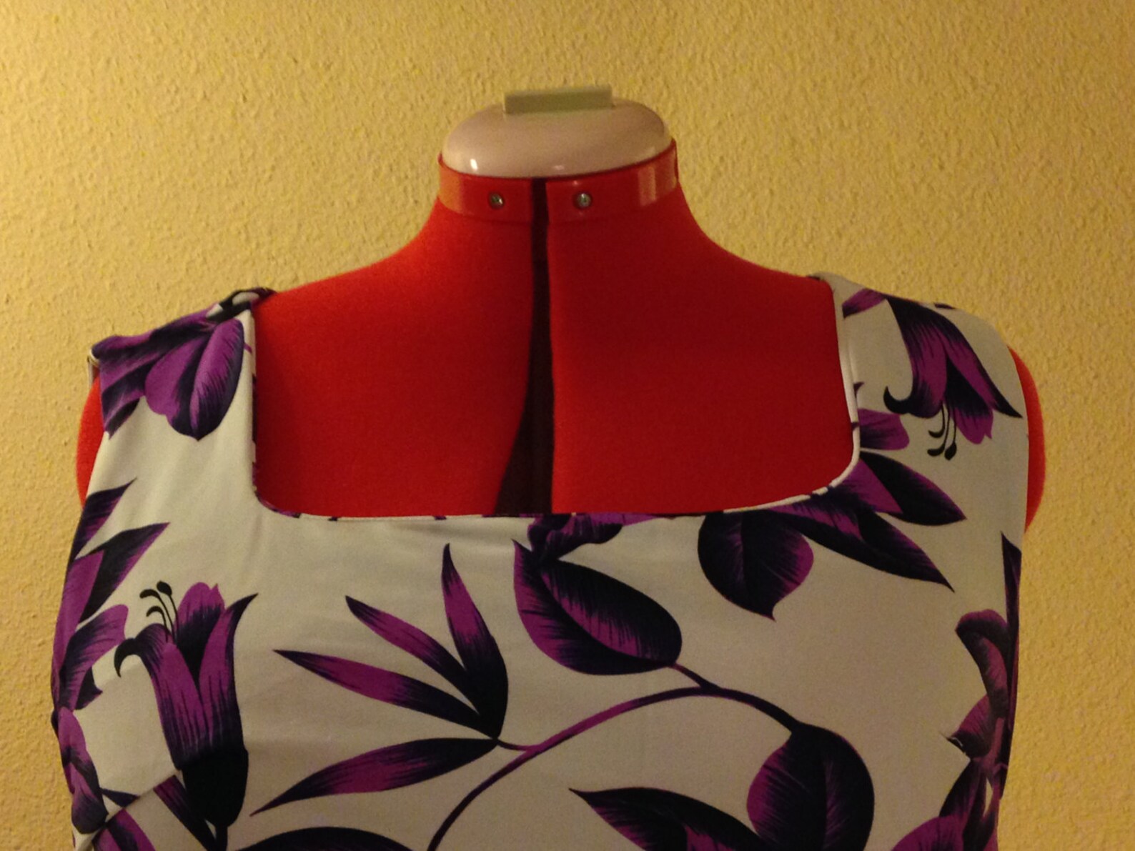 Vintage Slenderizing Stretchy 1970s Hawaiian Print Handmade Sleeveless ...