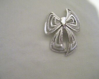 Monet Bow Pin - Etsy