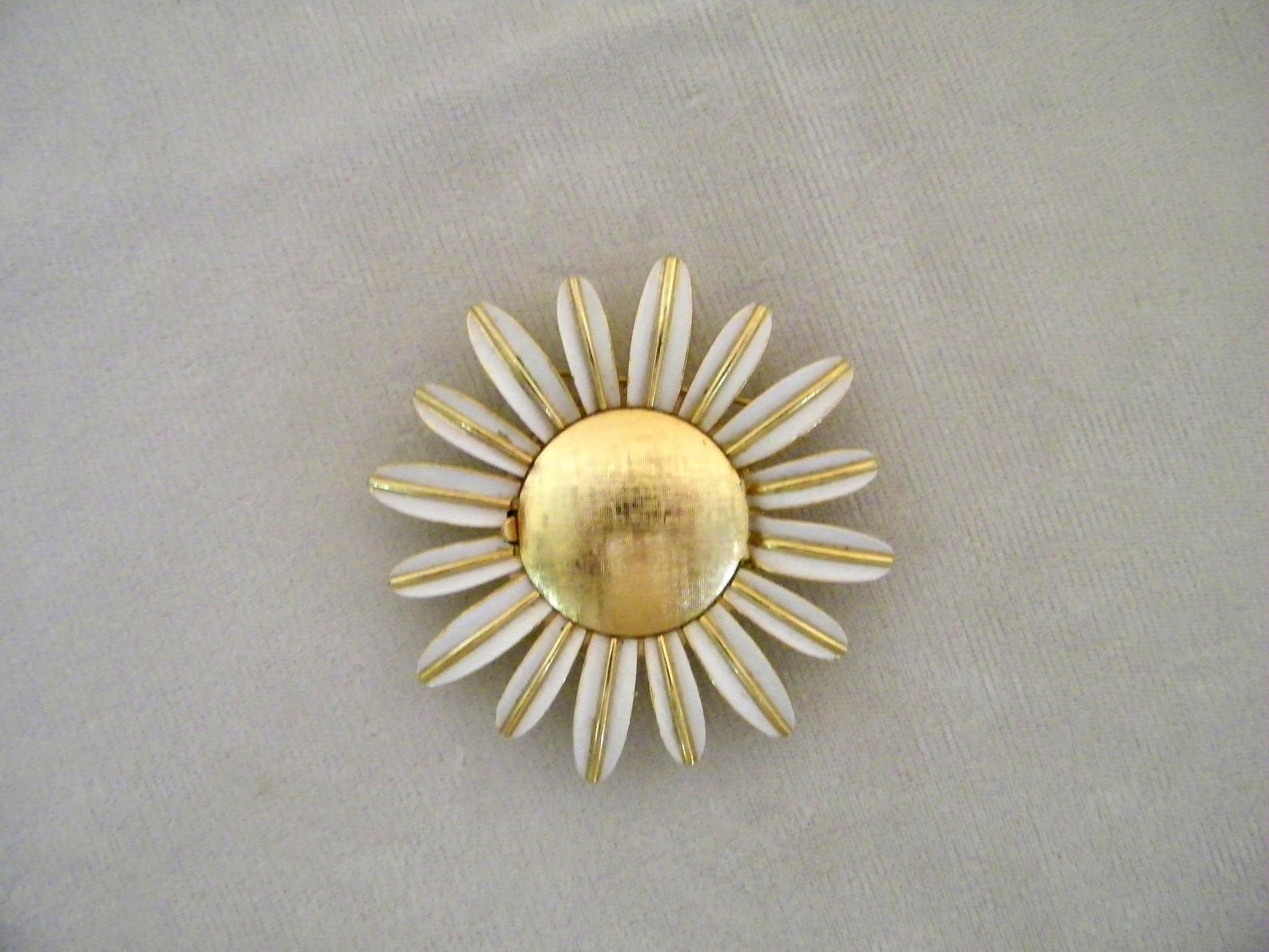 Vintage Avon Daisy Perfume Glace White Enamel Brushed Goldtone Pin - Etsy
