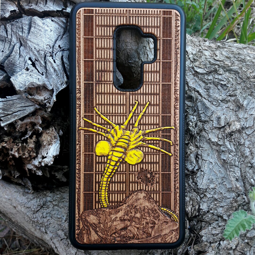 Facehugger Wood Phone Case: Hand-painted Alien Horror Art - Etsy