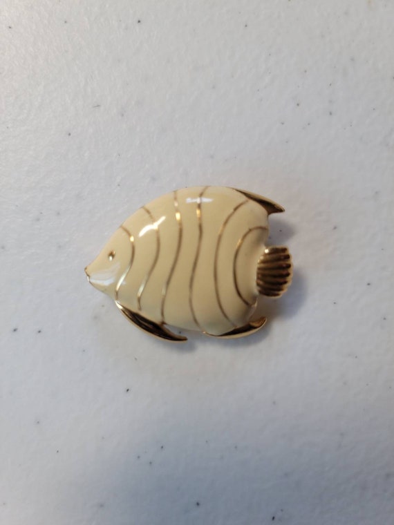 Monet signed fish brooch pin, Gold tone metal, Vintag… - Gem