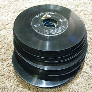 150 Random Vinyl Records - 45s - 7 Inch Arts Crafts Rock and Roll Party ...