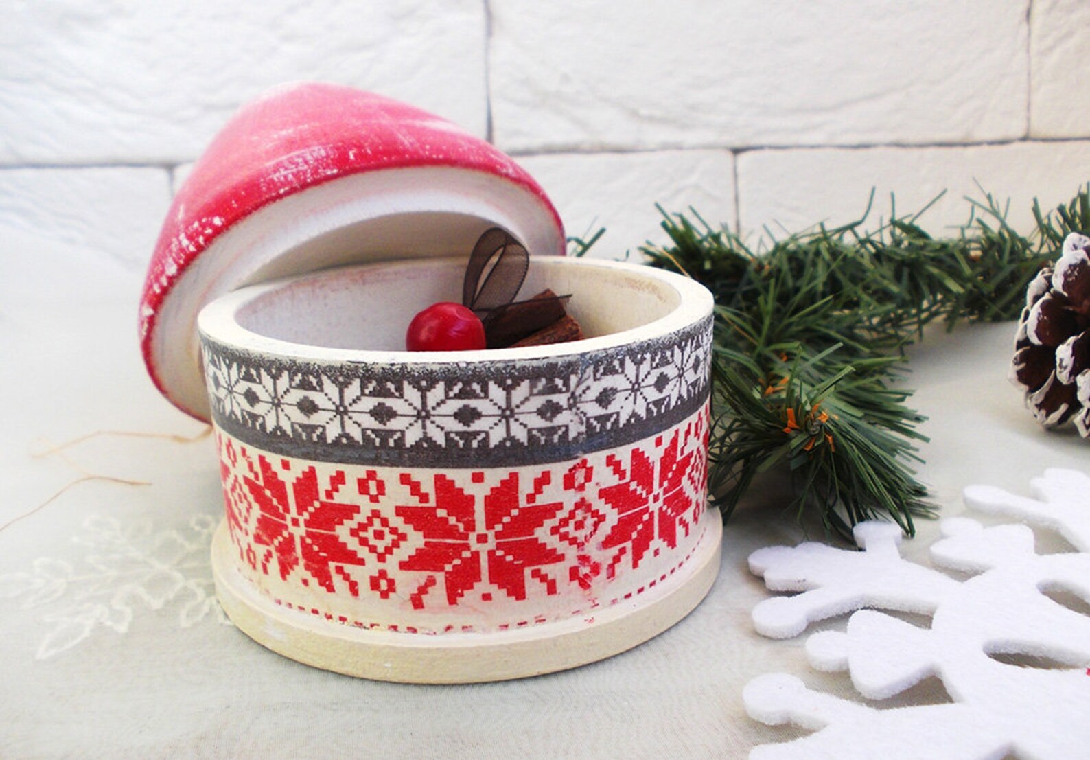 Wooden Round Box for Sweets or Jewelry in Christmas Theme in Biege and ...