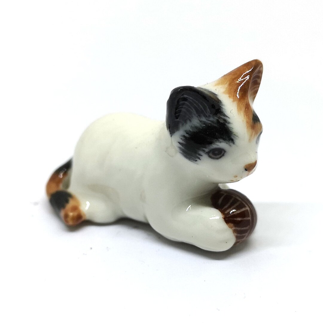 ZOOCRAFT Ceramic Figurine Calico Cat With Ball Handmade Miniature ...