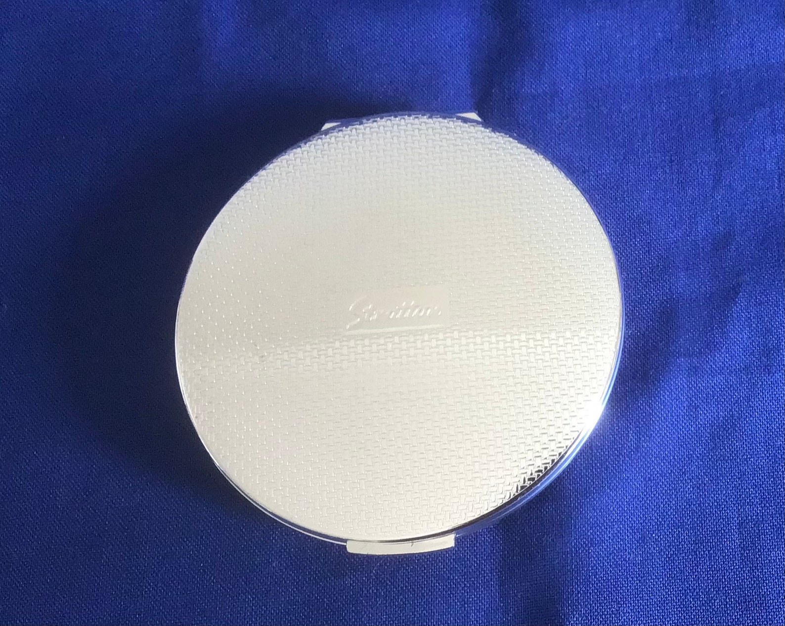 Vintage Stratton Compact. Beautiful Silver Tone Leafy Decorative Lid ...