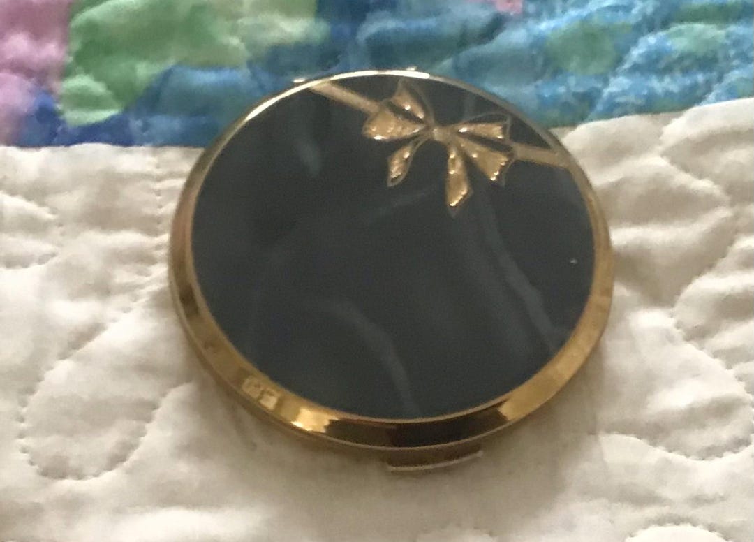 Vintage Stratton Compact. Hand Engraved Ribbon Bow. Solid Makeup. - Etsy