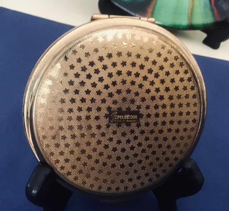 Beautiful Stratton Compact With Gorgeous Carnation Motif. Era 1960's/70 ...
