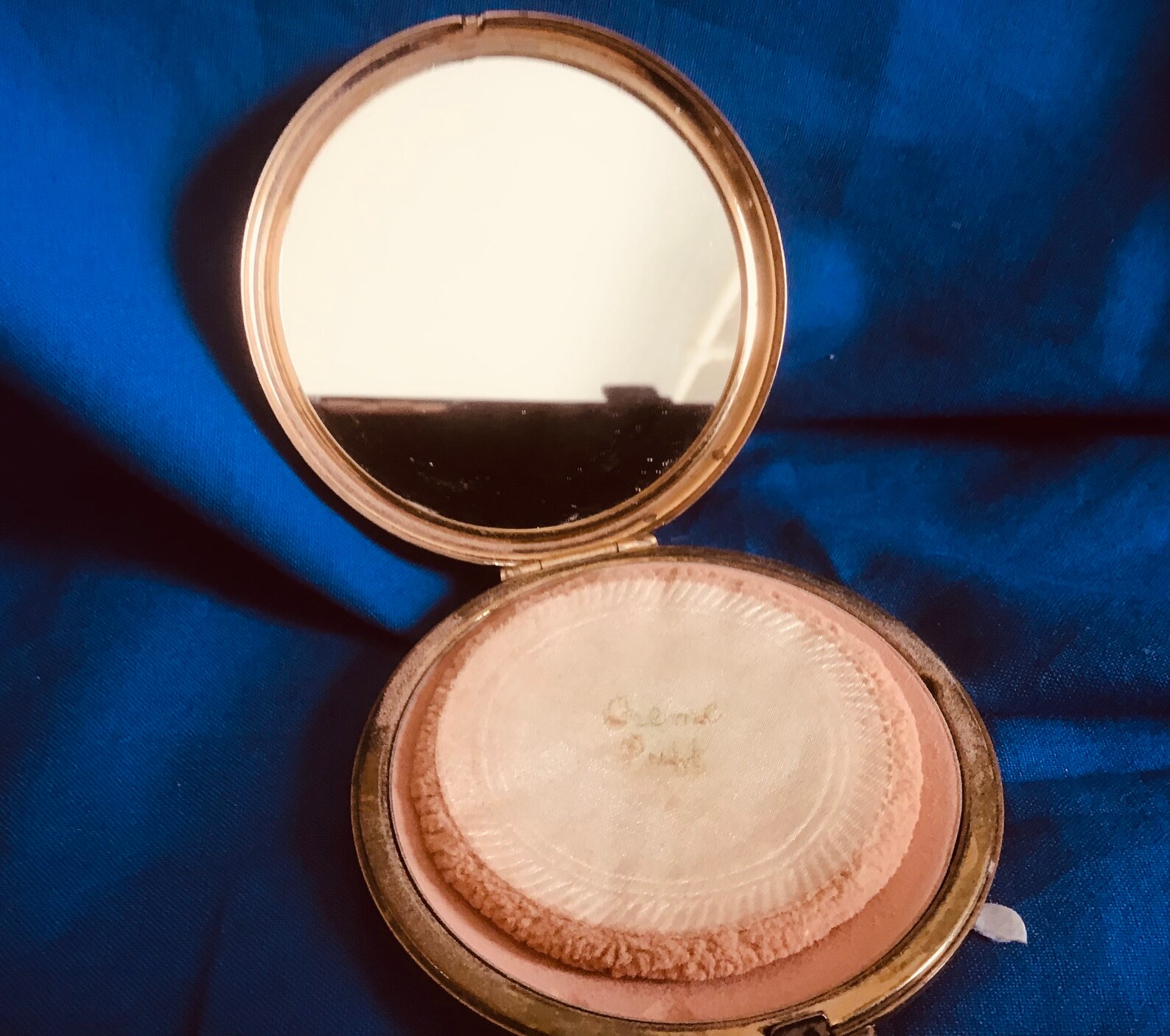 Vintage Stratton Compact. Gold Background & Flying Ducks. Era 1970's ...