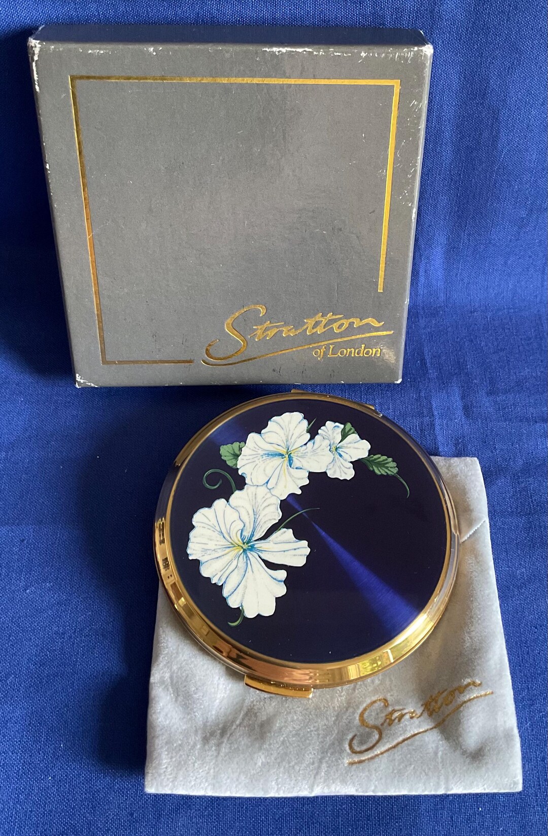 Stratton Convertible Powder Compact. White Floral Bouquet. Era 1980’s ...