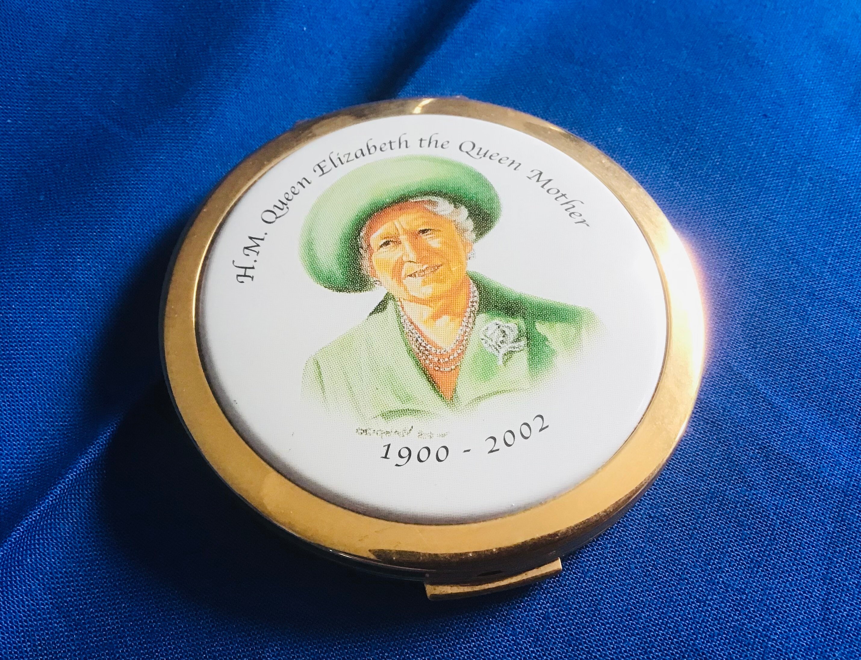 Stratton Powder Compact. Featuring the Queen Mother. Era 1950’s/1960’s ...