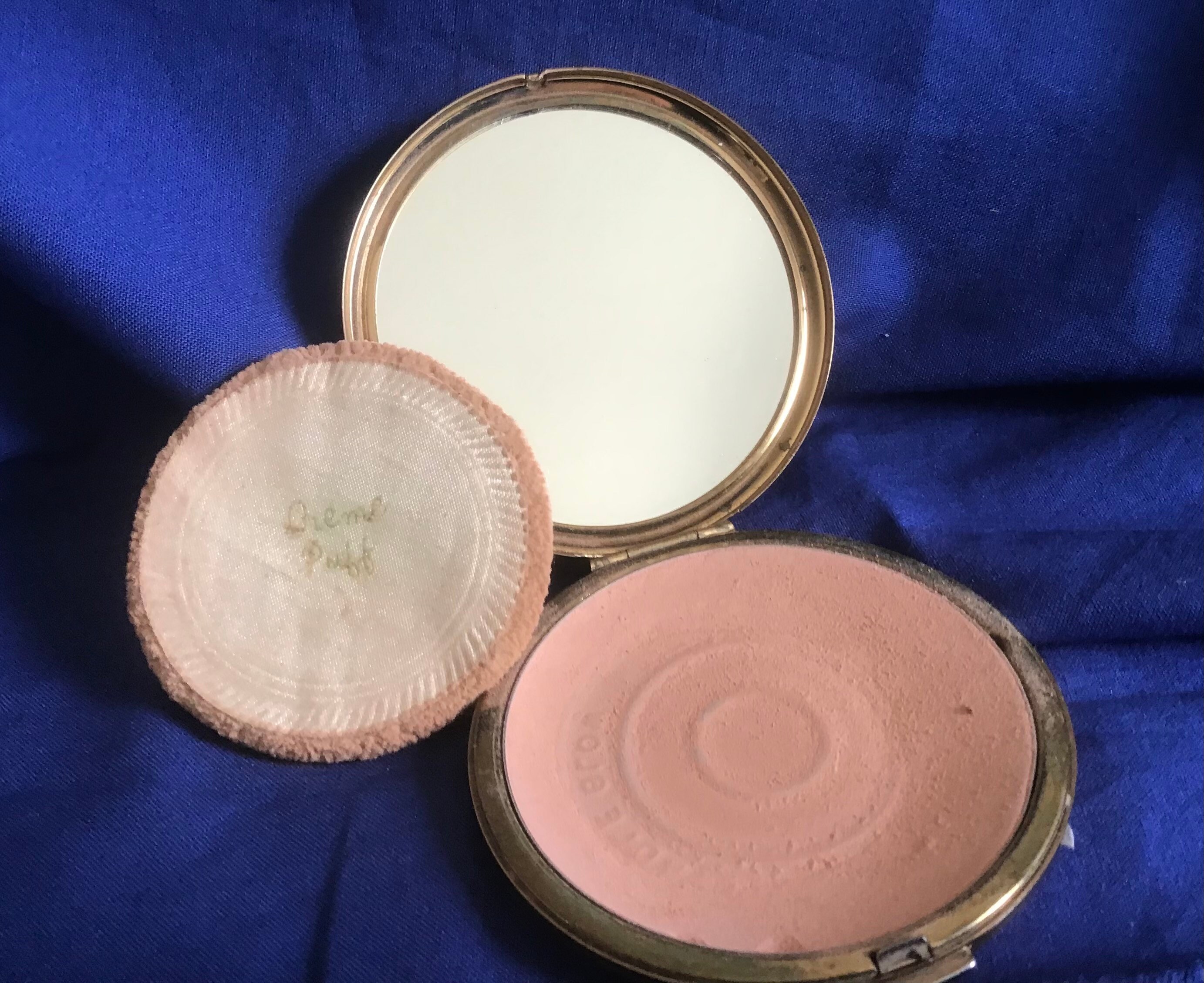 Vintage Stratton Compact. Gold Background & Flying Ducks. Era 1970's ...