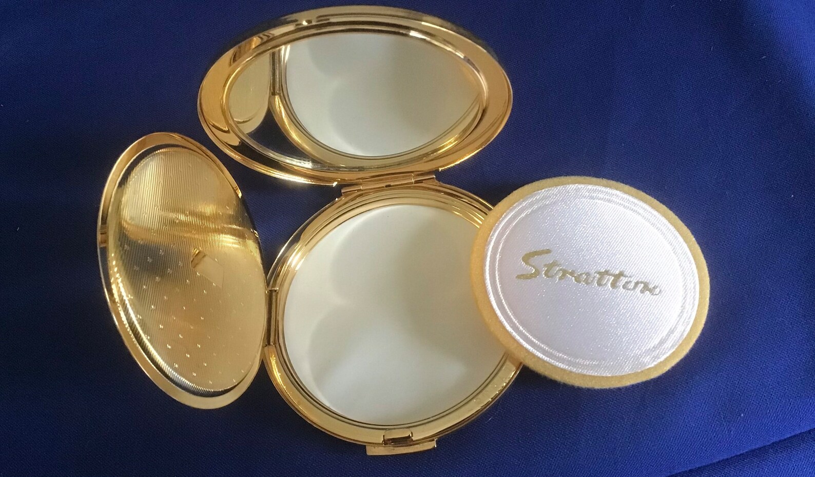 Stratton Powder Compact. Featuring the Queen Mother. Era 1950’s/1960’s ...