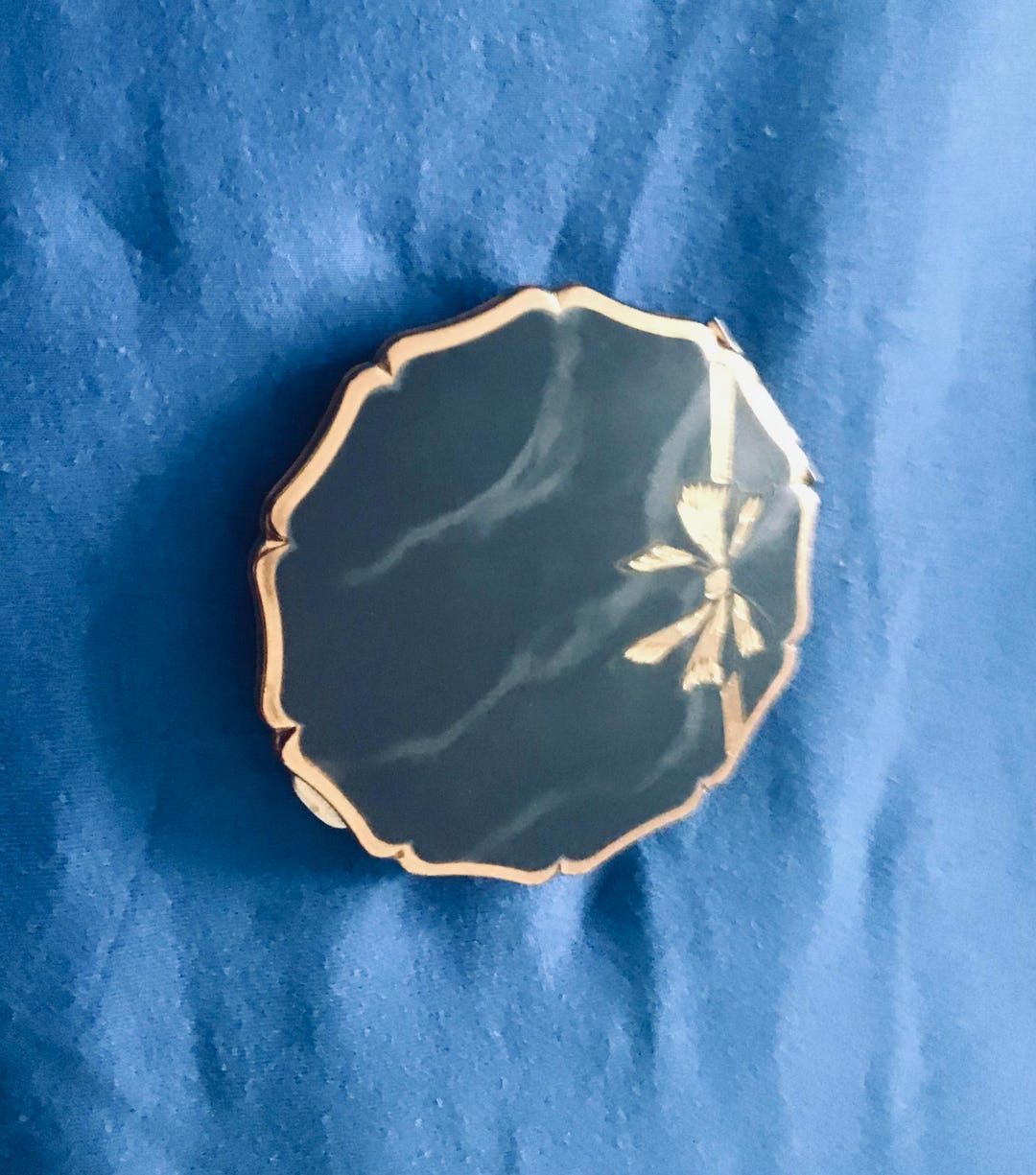 Vintage Stratton Compact. “convertible". Hand Engraved Ribbon Bow ...