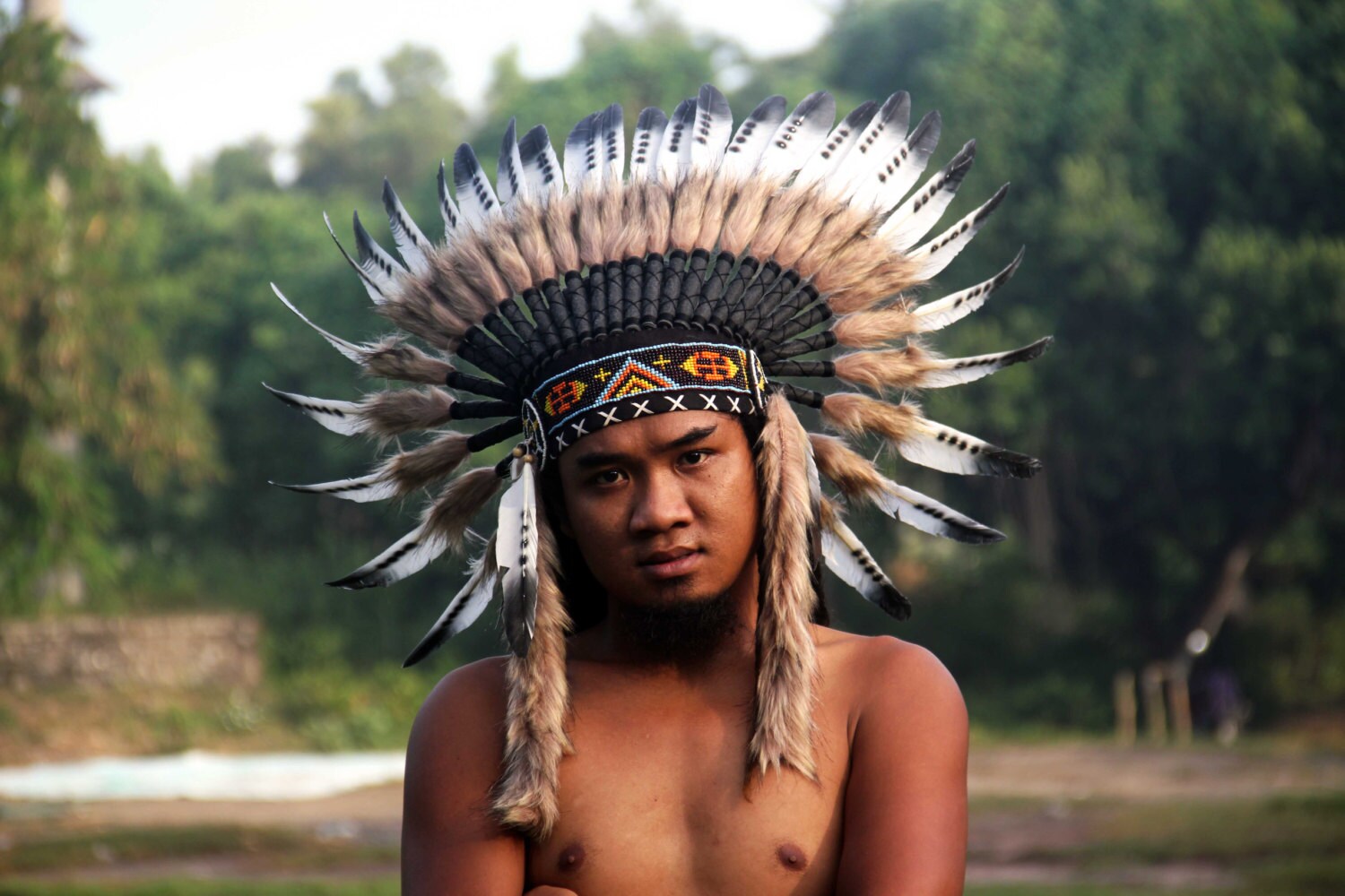 Plumas blancas y negras tocado indio réplica de longitud corta - Etsy ...