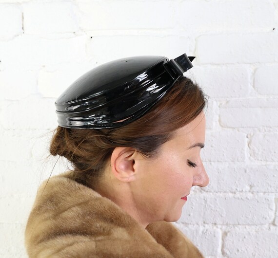 1950s Black Shiny Patent Hat | 50s Black Patent Fasci… - Gem