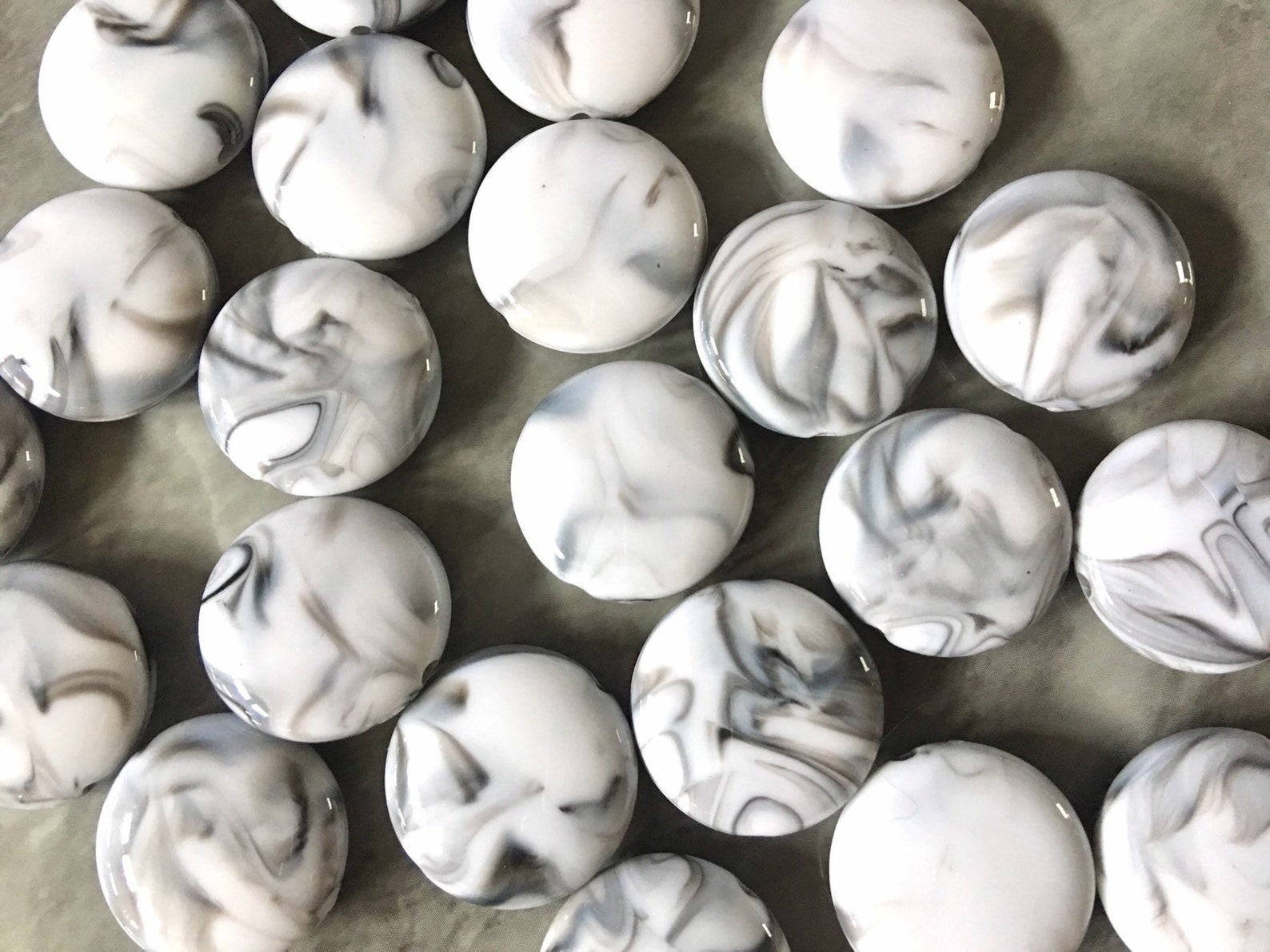 White & Black SWIRL Beads 23mm Beads Circular Acrylic Beads - Etsy