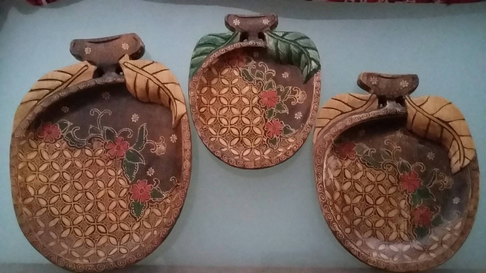 Vintage Wooden Batik Handpainted Decorative Plates, Handcrafted Batik ...