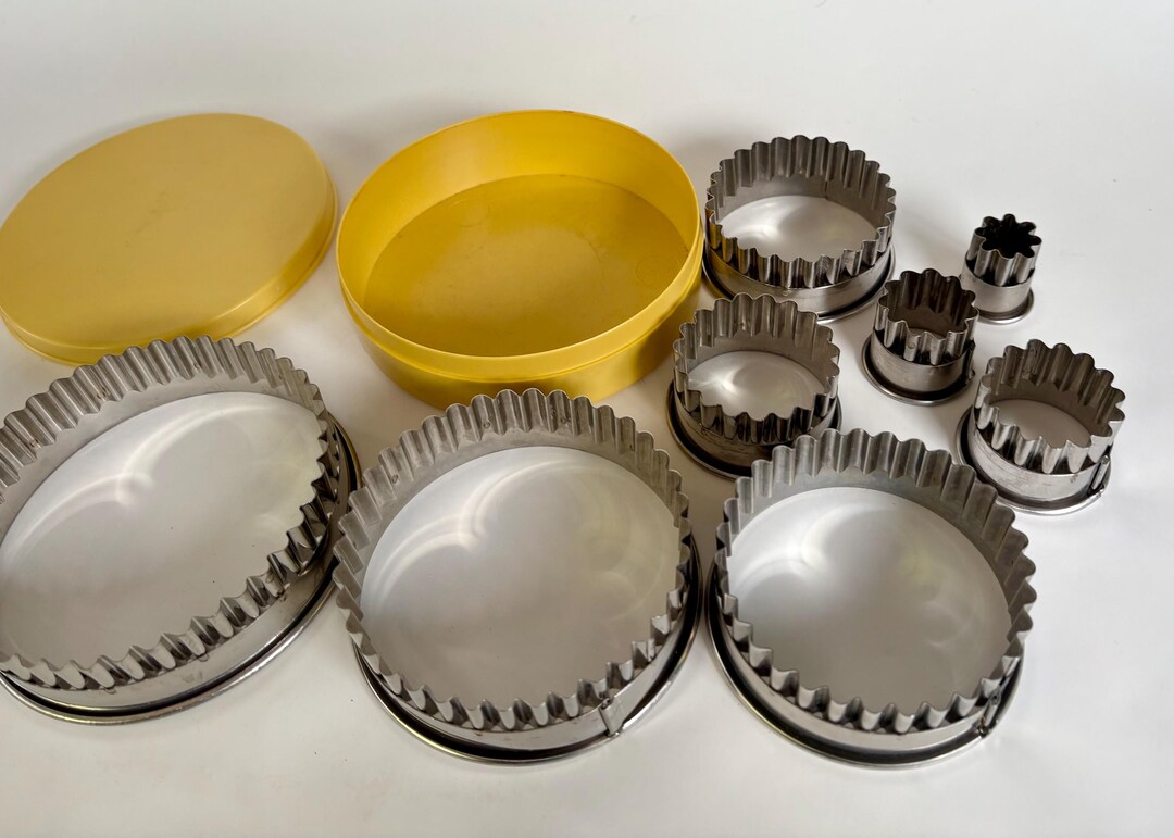 Vintage Nesting Biscuit Cutters Set With Yellow Tin Box Crinkle Edge 7 ...
