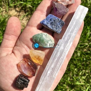 7 Chakra Crystal Set & Selenite Wand - Raw Crystal Chakra Kit - Rough ...