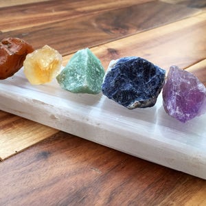 Raw Crystal 7 Chakra Set With Selenite Plate - Chakra Kit - Crystals ...