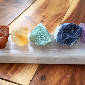 Raw Crystal 7 Chakra Set With Selenite Plate - Chakra Kit - Crystals ...