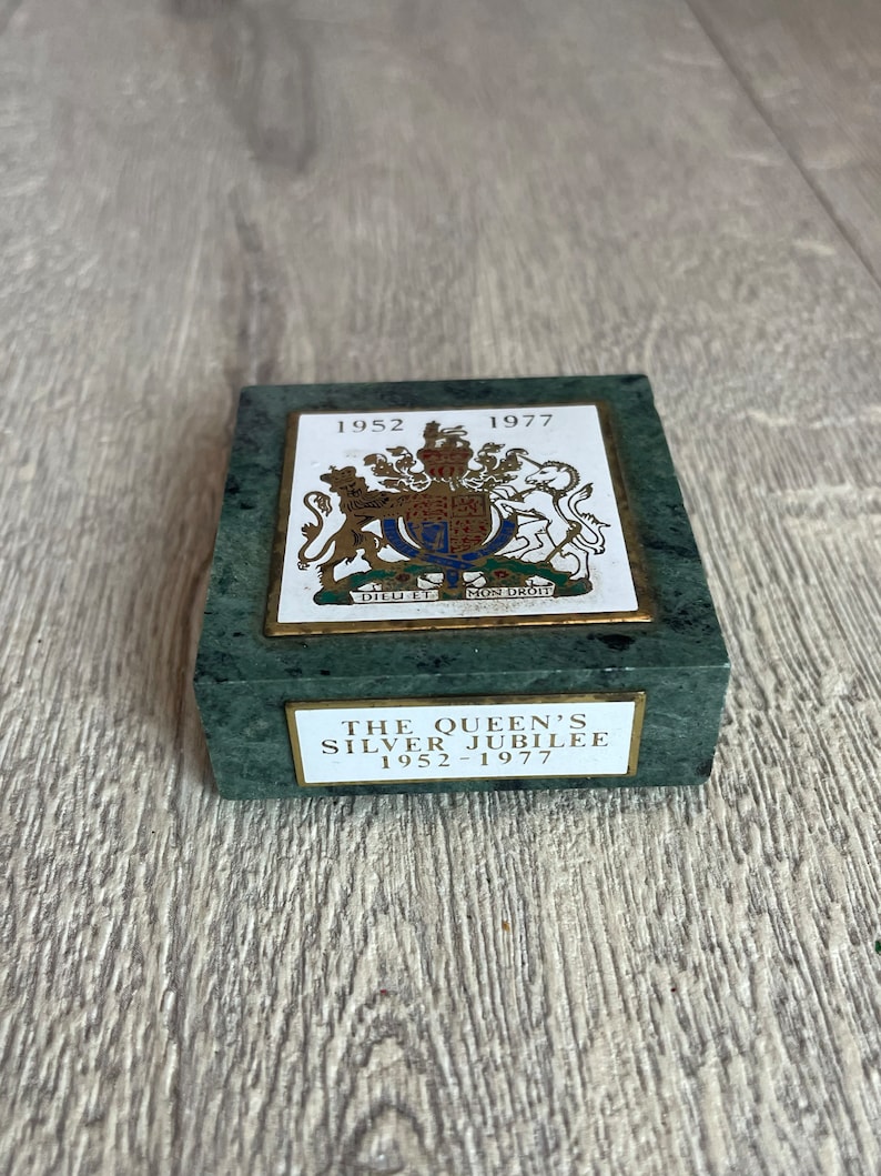 Queen Elizabeth II Silver Jubilee Paperweight British Royal - Etsy
