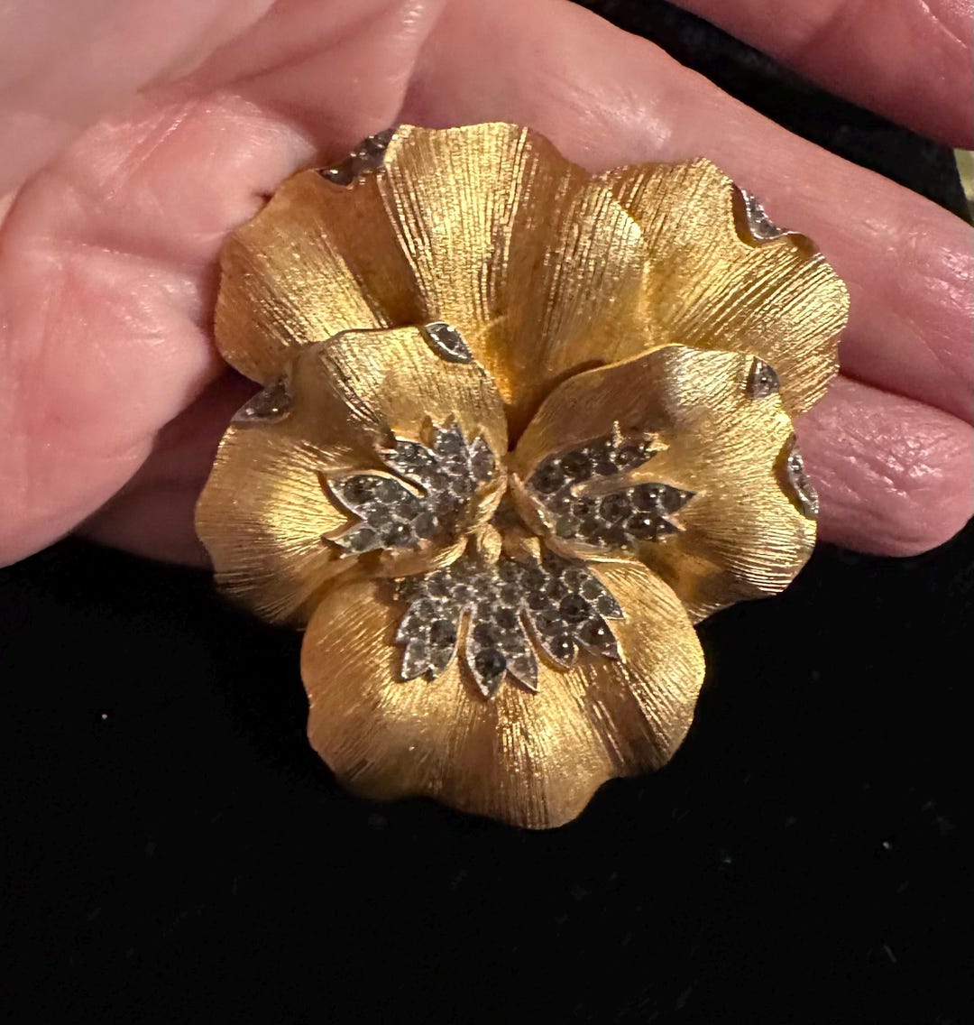 Vintage Trifari Pansy Flower Pin Gold Tone Rhinestone Accents - Etsy