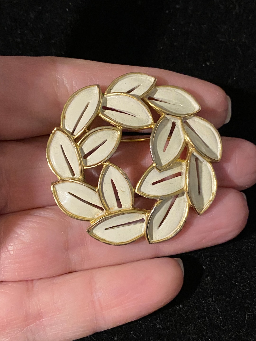 Vintage Trifari Gold Tone & White Enamel Wreath Circle Pin - Etsy