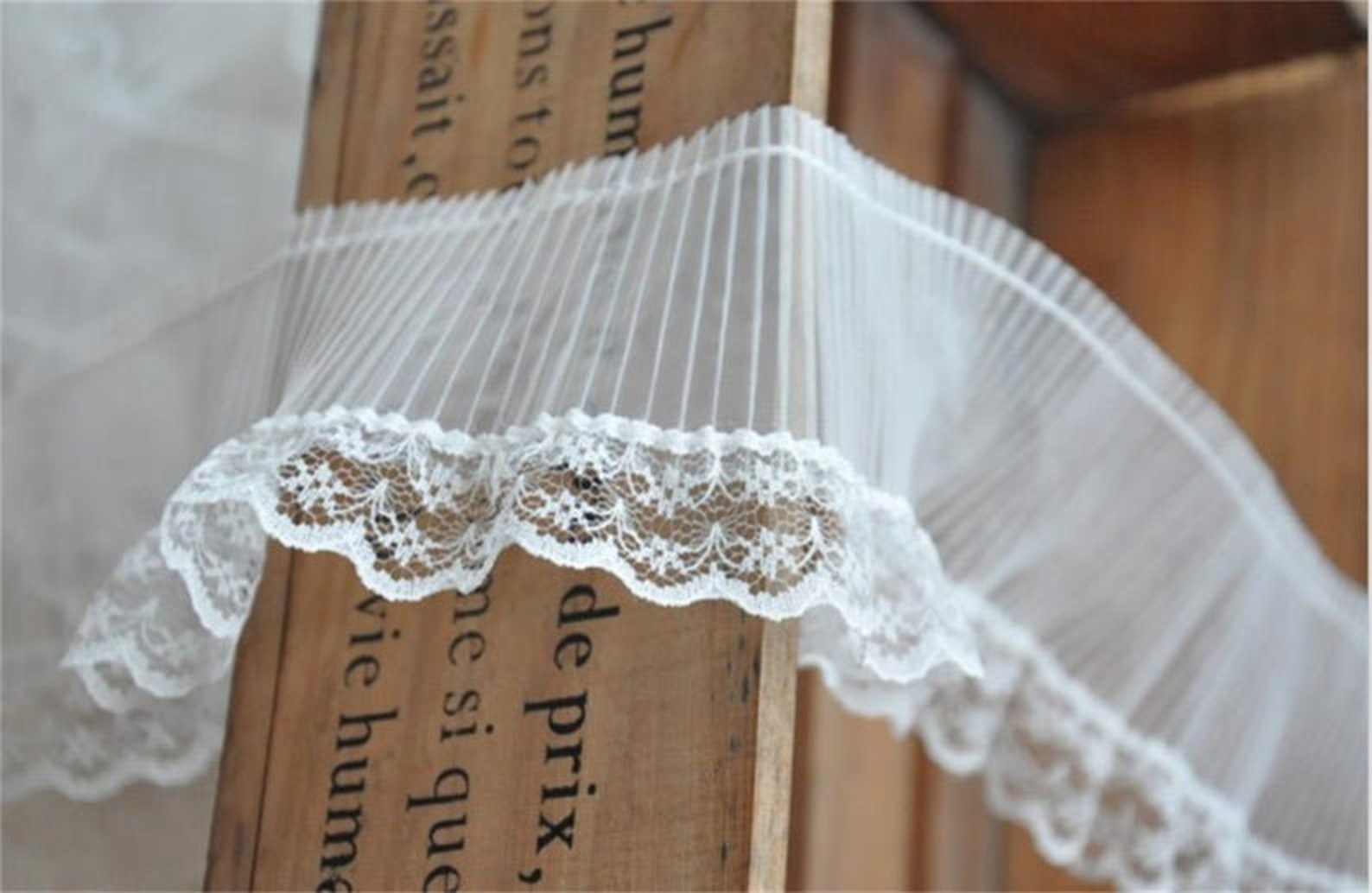 Lace Trim White Organza Pleated Ruffled Casting Prom Dress Folding ...