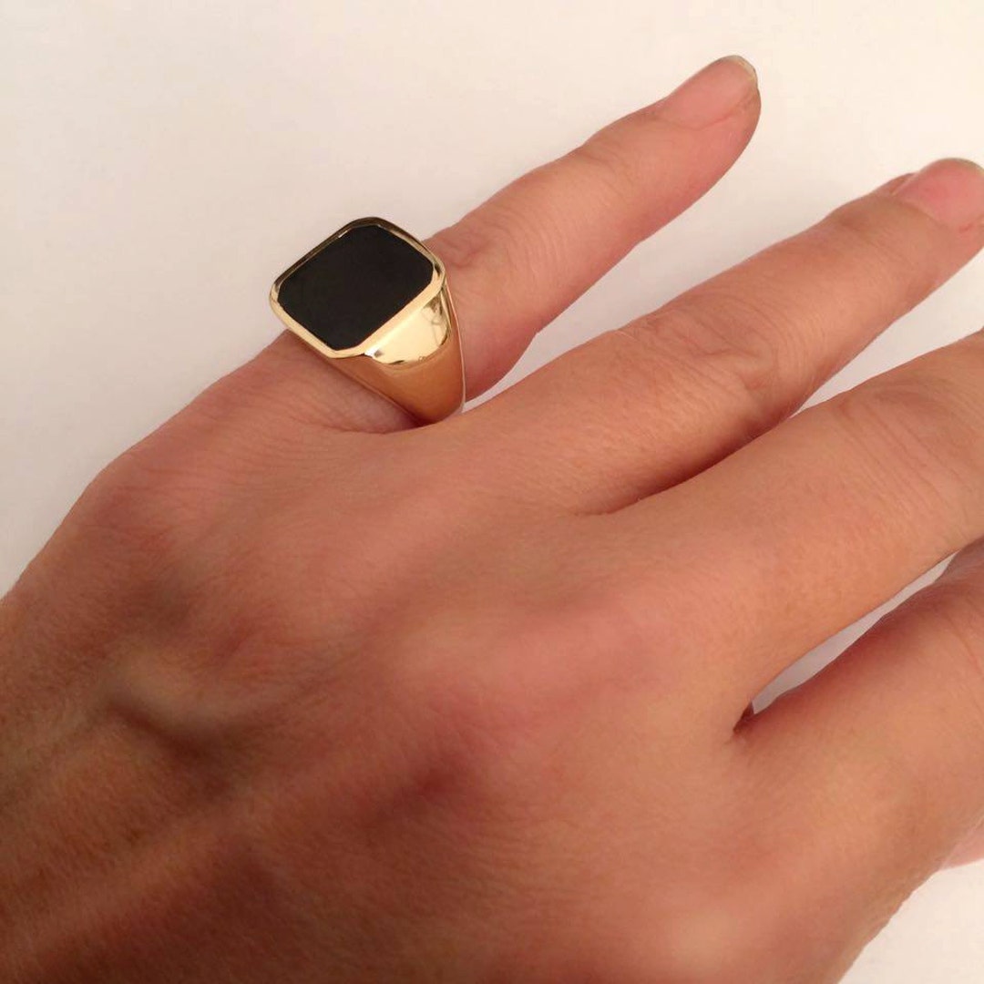 Ladies onyx signet ring store