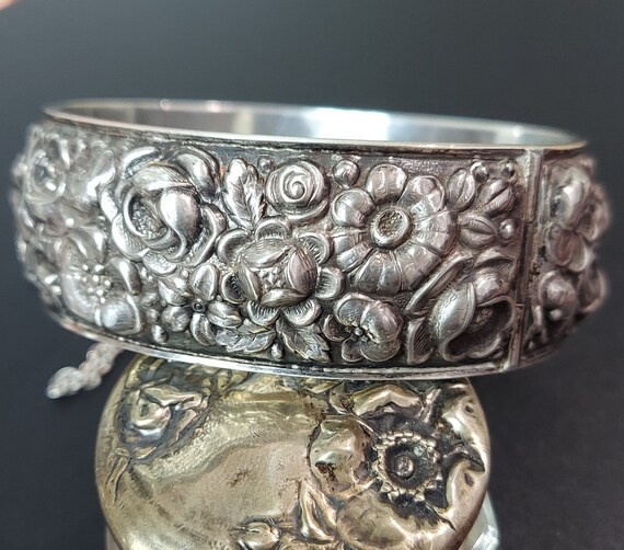 Art Nouveau Flowers Repousse Silver Wide Bracelet / E… - Gem