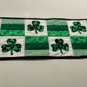 St. Patrick’s Day Shamrock Tablerunner, Green and White Shamrock Table ...