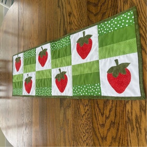 Strawberry Table Runner, Red Green and White Strawberry Table Topper - Etsy