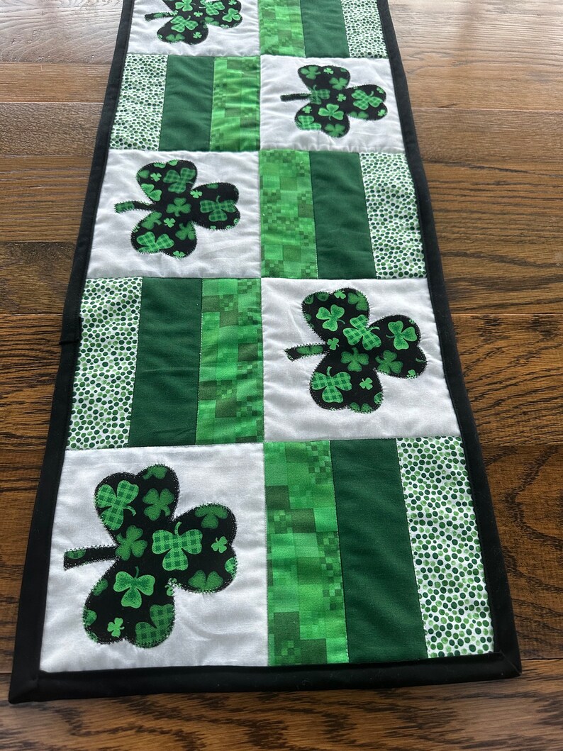 St. Patricks Day Shamrock Tablerunner, Green and White Shamrock Table ...
