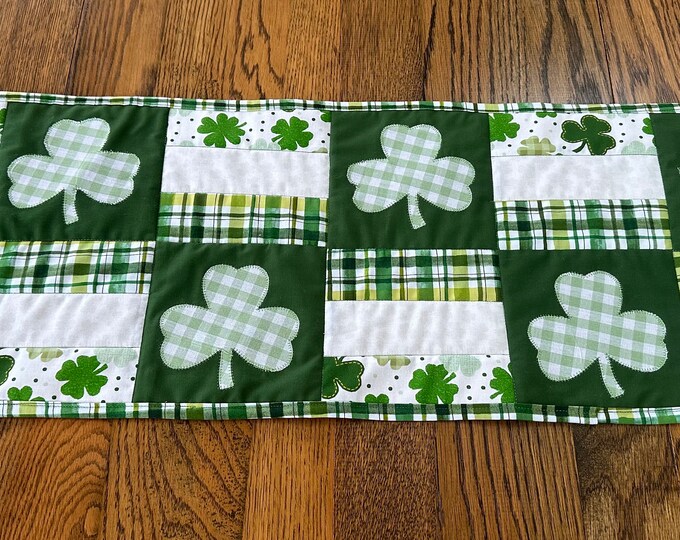 St. Patrick’s Day Shamrock Tablerunner, Green and White Shamrock Table ...