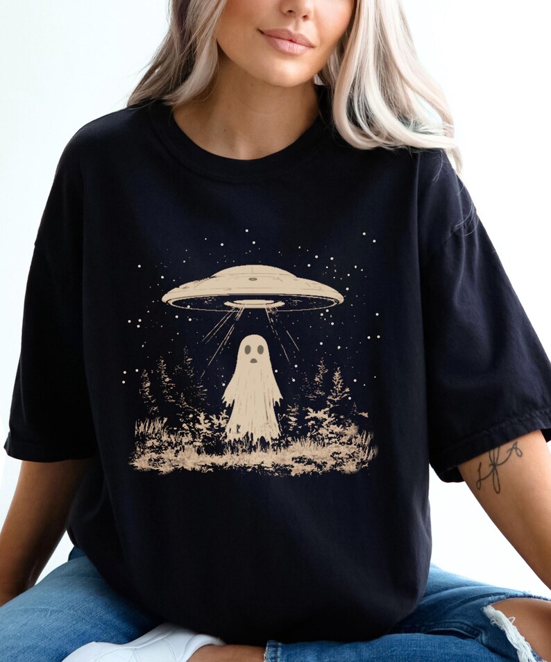 Vintage Alien Abduction Cute Ghost T-shirt - UFO Halloween Graphic Tee ...