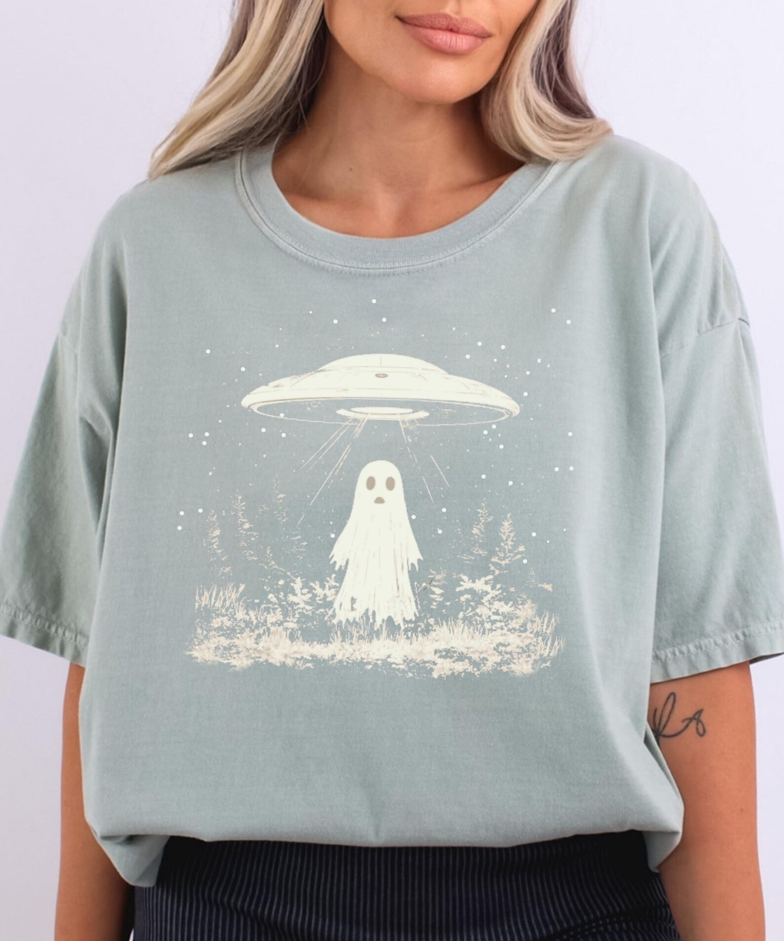 Alien Abduction Ghost T-shirt: Spooky UFO Halloween Tee - Etsy