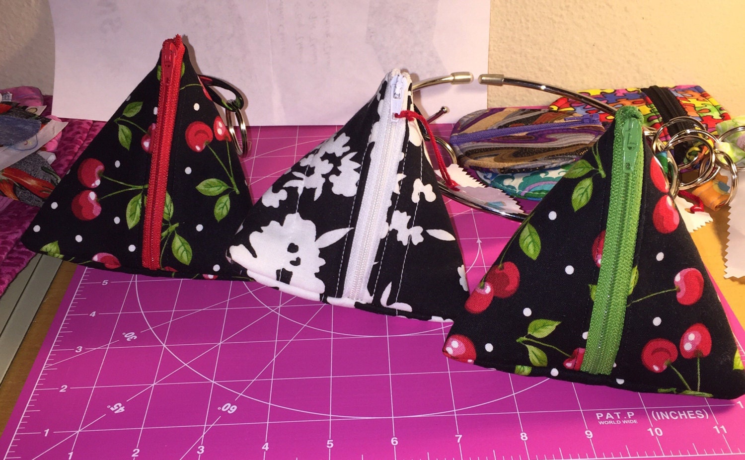 Trousse triangle, cerises, noir et blanc - Etsy France