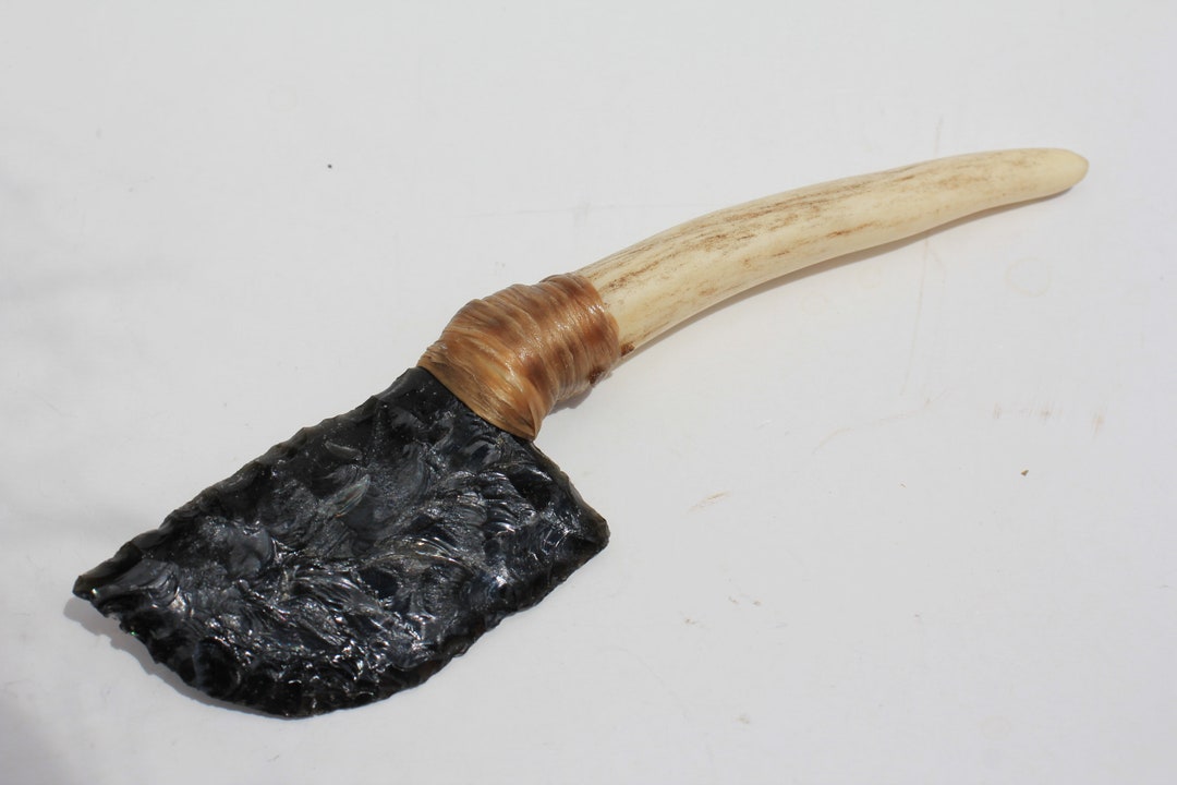 Couteau en obsidienne verte foncée taillée en silex à l'aide d'une lame ...