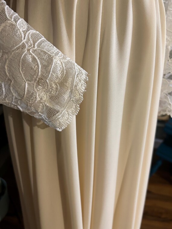 LOOK! Vintage Ivory Formal / Lace Overlay/ Timeless /… - Gem