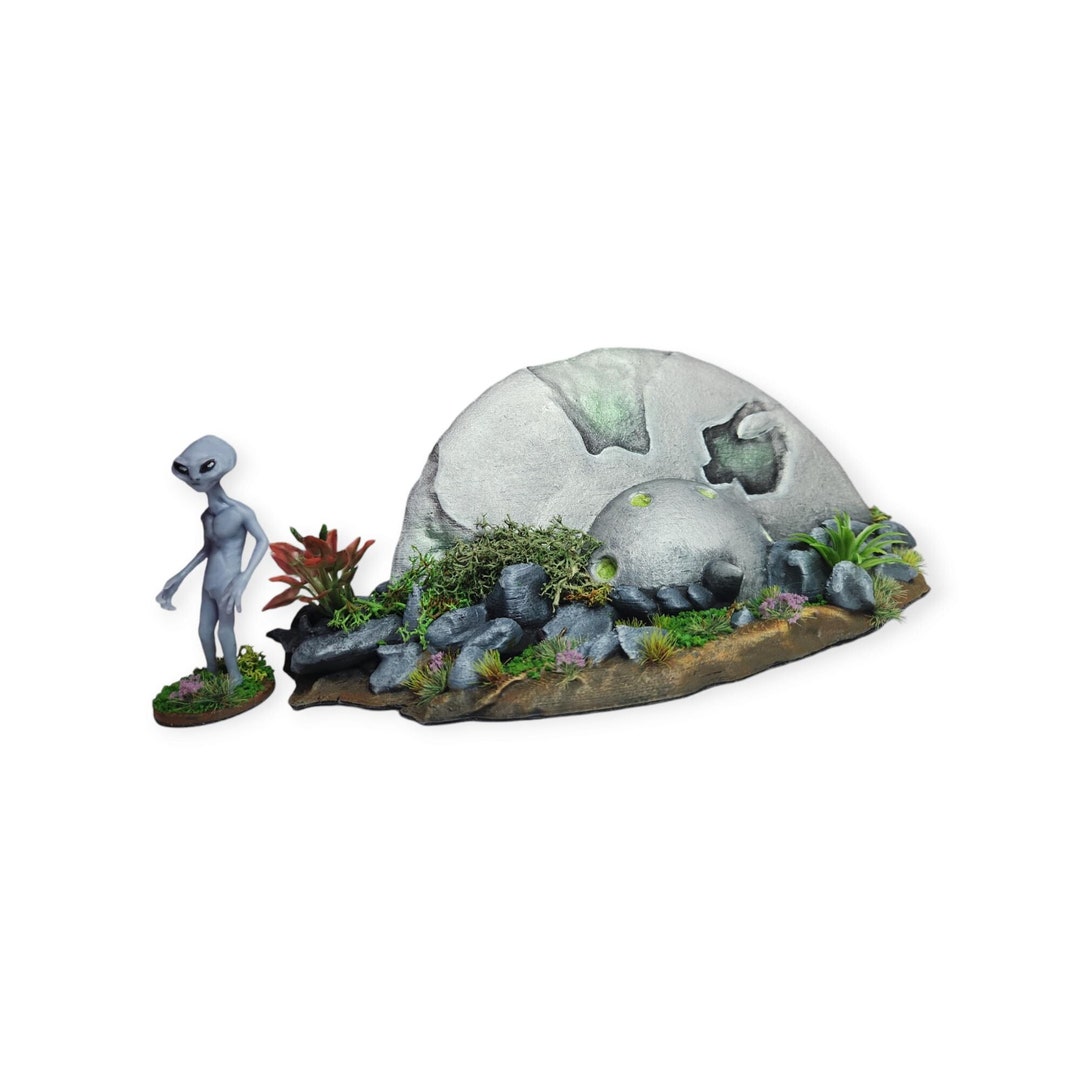 1:18 Scale Crashed UFO Saucer, Flying Saucer Train Set Diorama ...