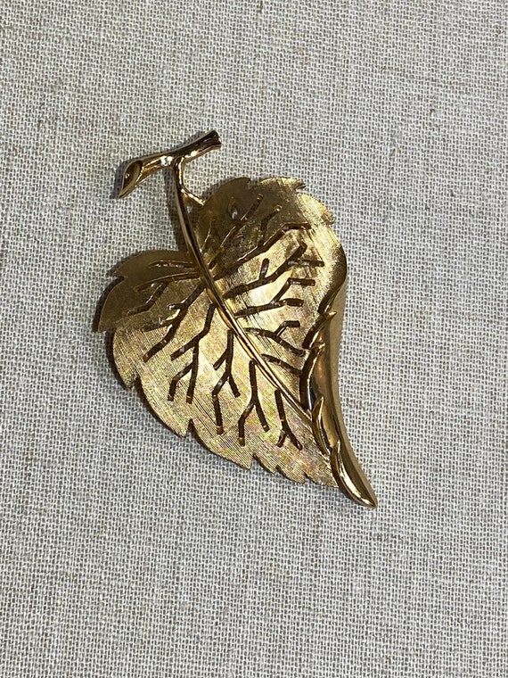Signed Trifari Brushed Gold Tone Leaf Shaped Brooch - Gem